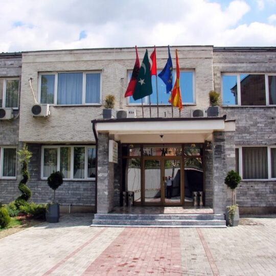 Tiranë falja e Namazit të Bajramit në shesh, BFI-Shkup: Kemi xhami të ...